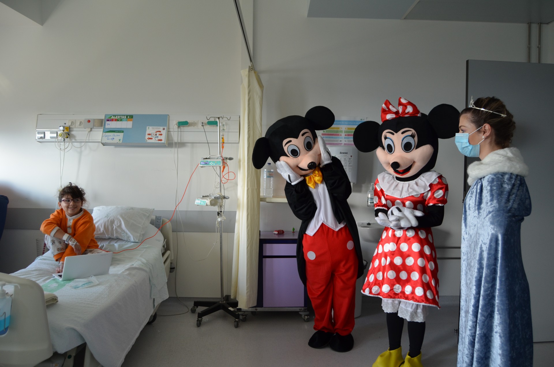 Mickey, Minnie e Elsa visitaram Serviço de Pediatria do Hospital de Braga