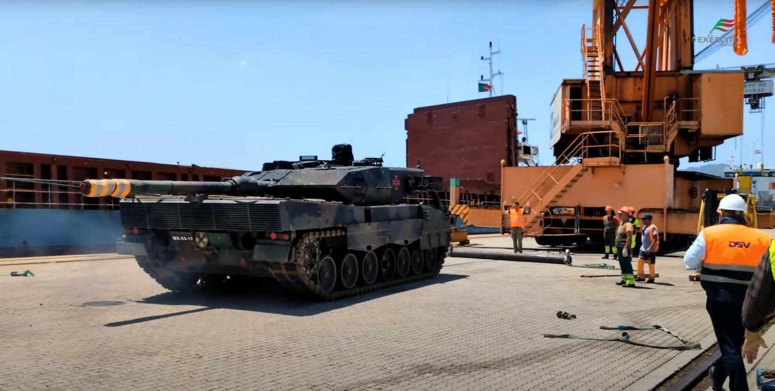 Embarque de carros de combate Leopard 2A6 do Exército Português em ...